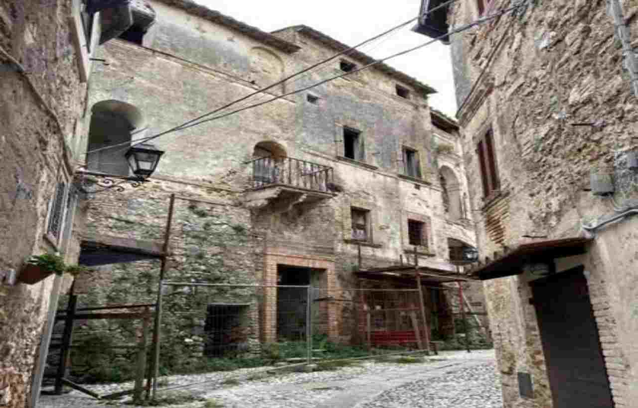 In questo borgo laziale ci vive SOLO 1 ANIMA | Non c'è spazio per la ...