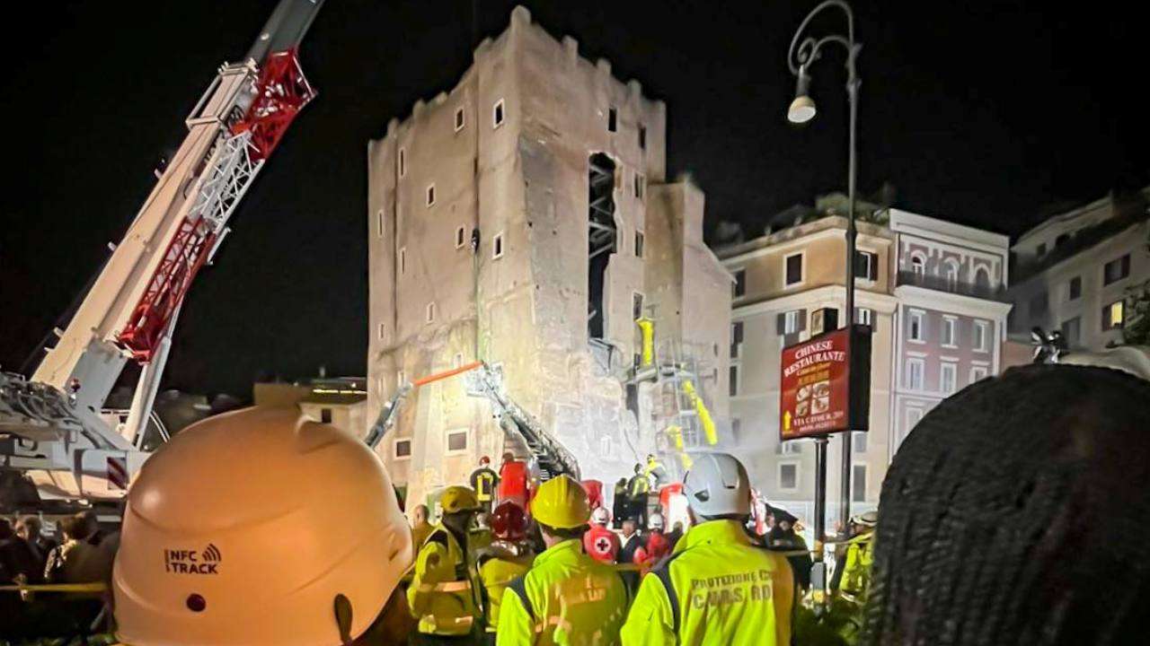 Crollo alla Torre dei Conti a Roma: operaio estratto vivo dopo 10 ore ...