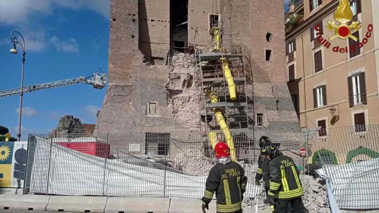 Crollo alla Torre dei Conti a Roma: paura vicino ai Fori Imperiali, un ...