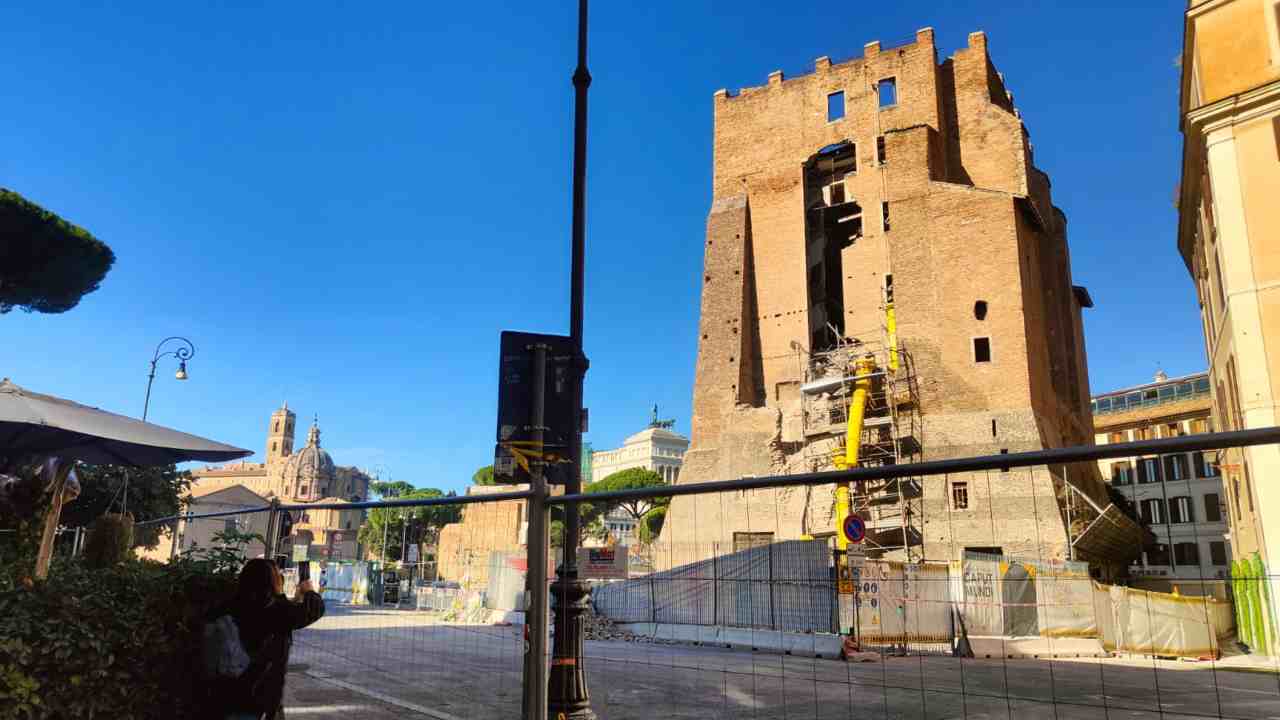 Roma, crollo della Torre dei Conti: indagini su ponteggi, progetto e ...